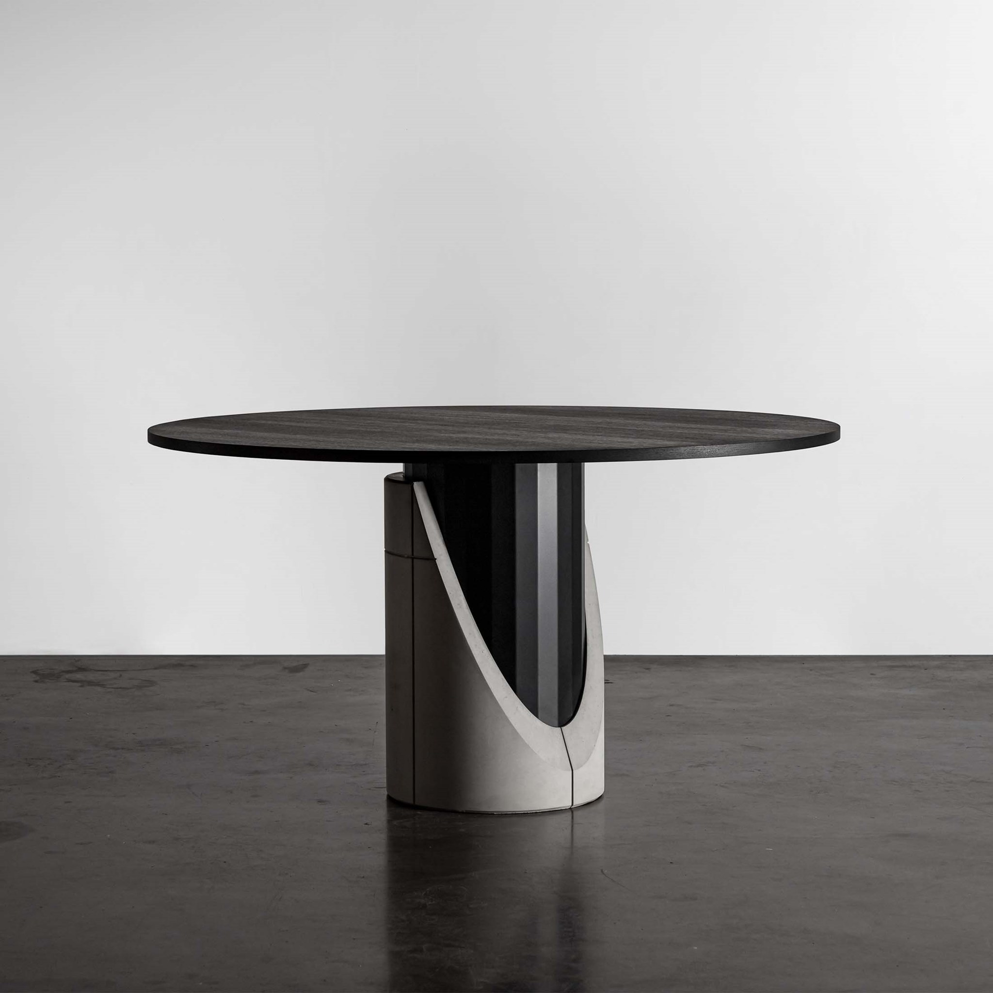 Sharp Round 1400 Table. Bauhaus Movement